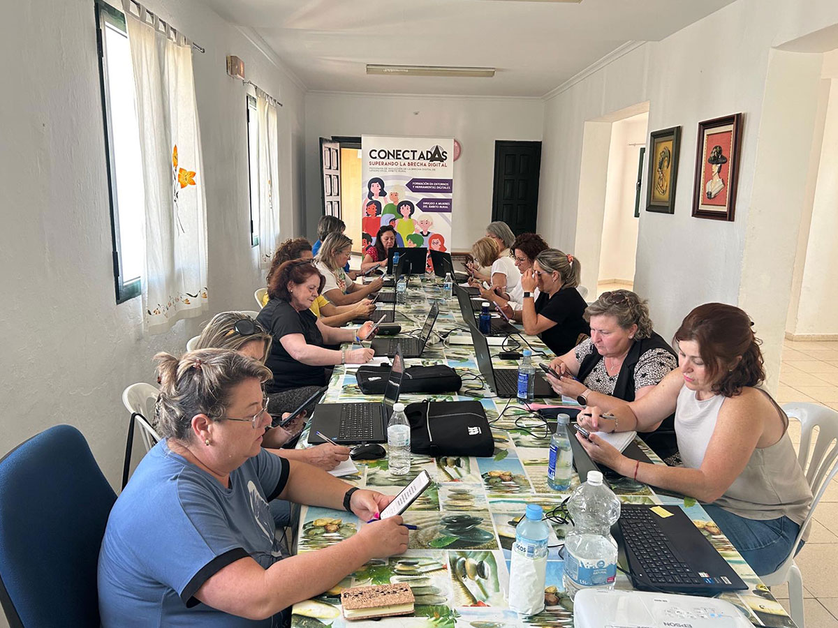 El programa “ConectadAs” forma en competencias digitales a más de 8700 ...